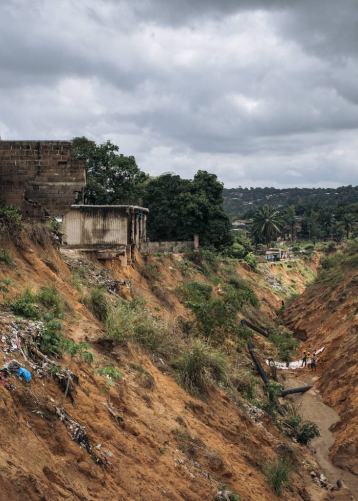 Kinshasa : Plus de 100 maisons englouties par des érosions près de l ...